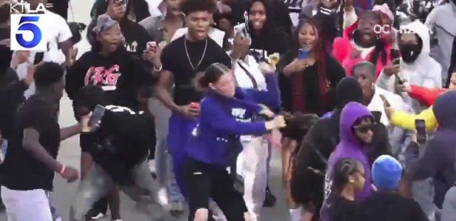 [VIDEO] – Watch how fast police breakup fight between two girls with ...